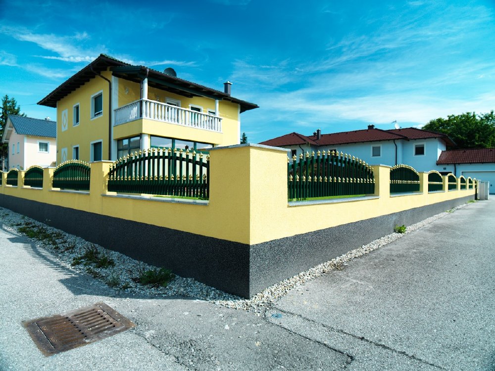 Klassischer Palisadenzaun mit stilvollen Palisadenstäben