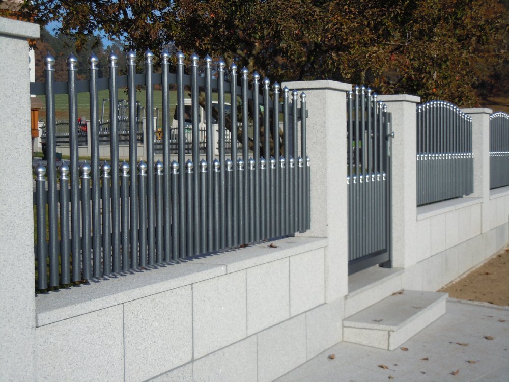 Klassischer Palisadenzaun mit stilvollen Palisadenstäben